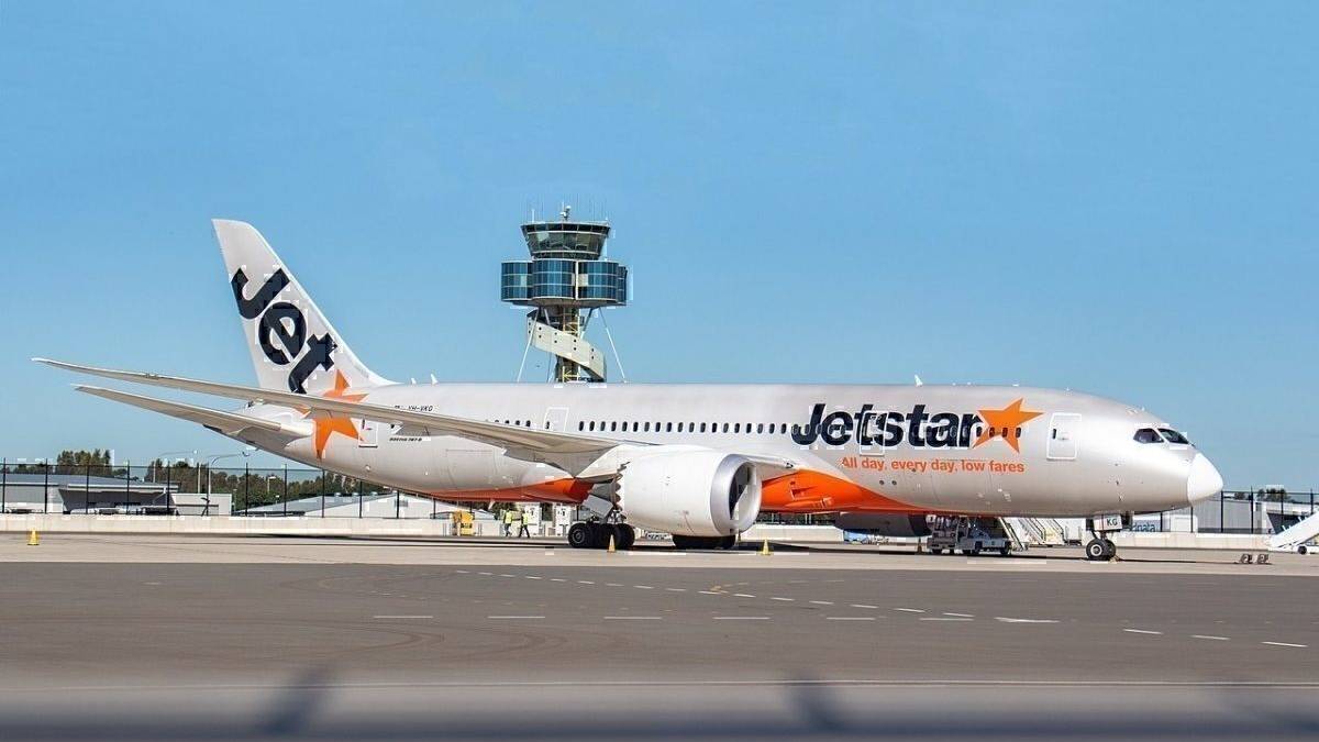 Jetstar Boeing 787 Suffers Broken Windshield Above Australia