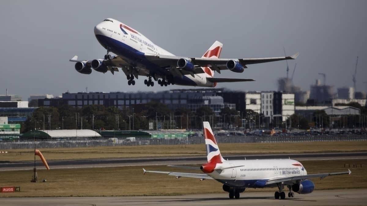 Heathrow Airport’s Runway Blocked Causing United Airlines Emergency