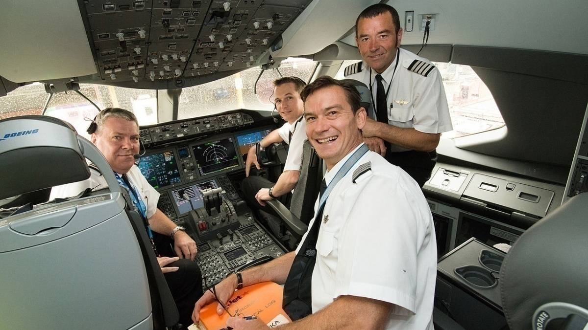 are there always two pilots on a plane