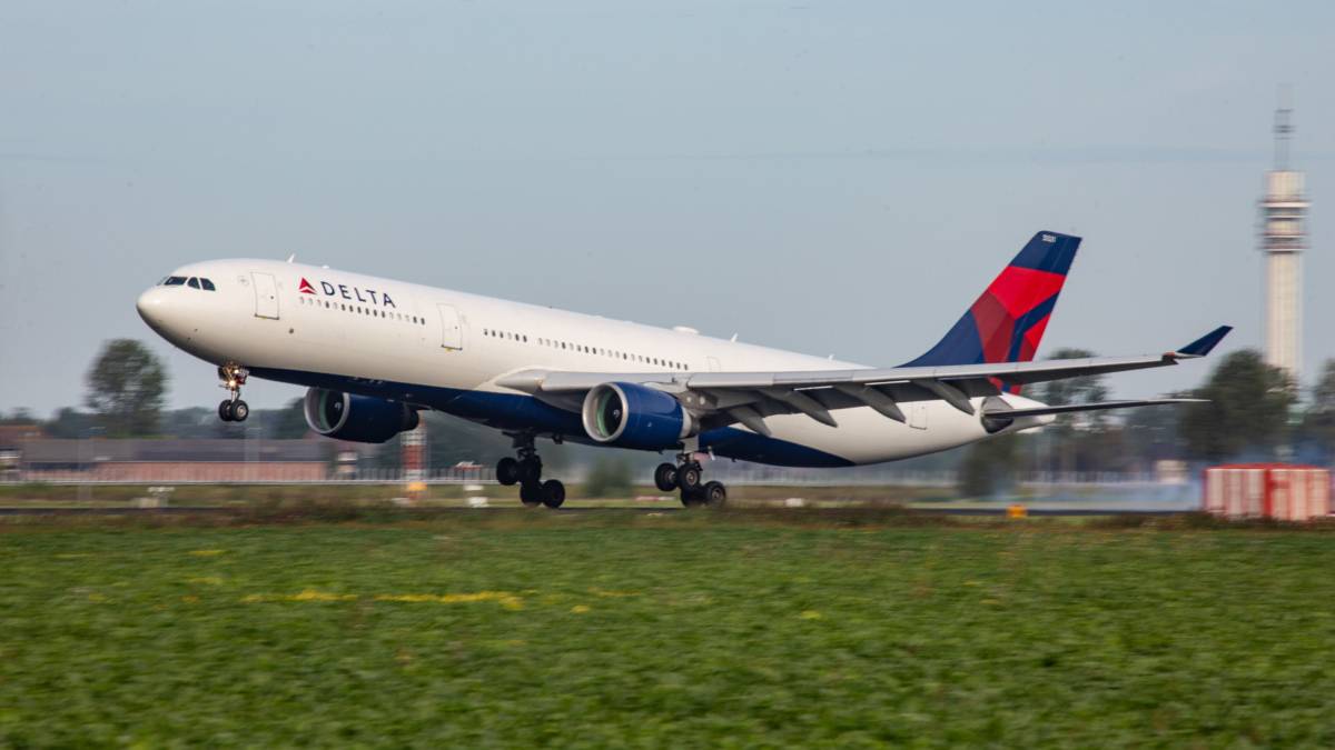 Married Delta Pilots Retire After Flying Same Final Flight