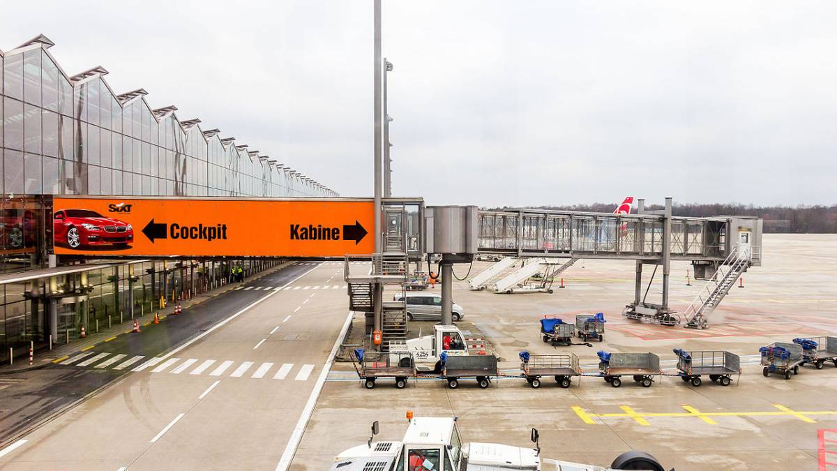How Do Jet Bridges Work?
