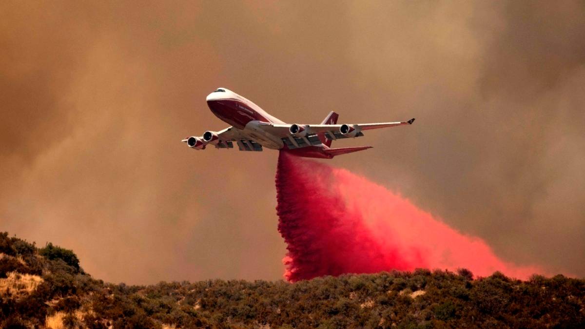 Boeing 747 Supertanker - The World's Largest Fire-Fighting Plane