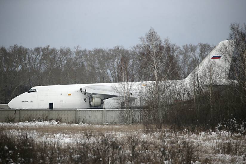 Video: Tanks Remove Damaged An-124 Following Crash