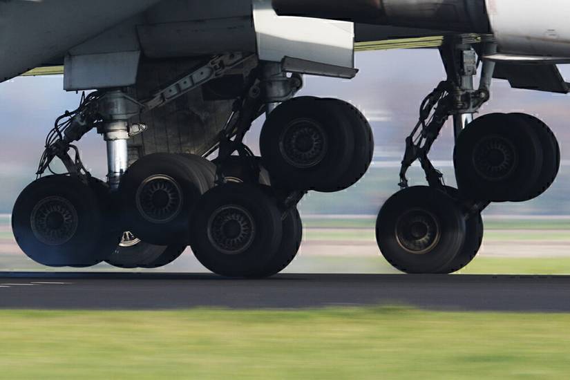 Why Does The Boeing 747 Have 4 Main Landing Gears?