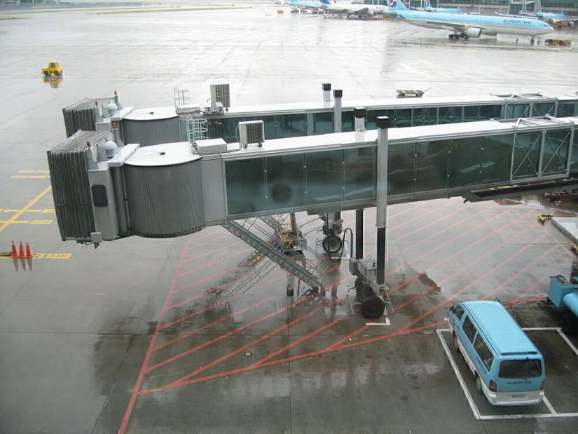 Why Aren't There Many Glass Jet Bridges In The US?