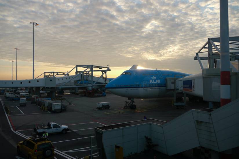 schiphol plane bridge