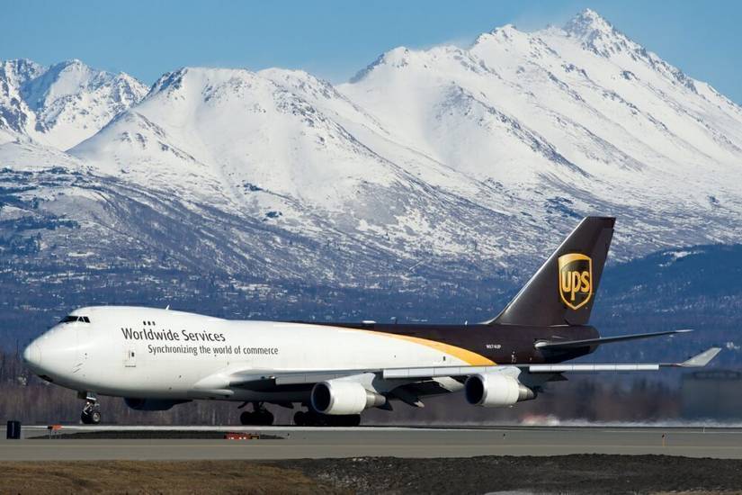 UPS Boeing 747 Comes Off The Taxiway In Louisville Snow
