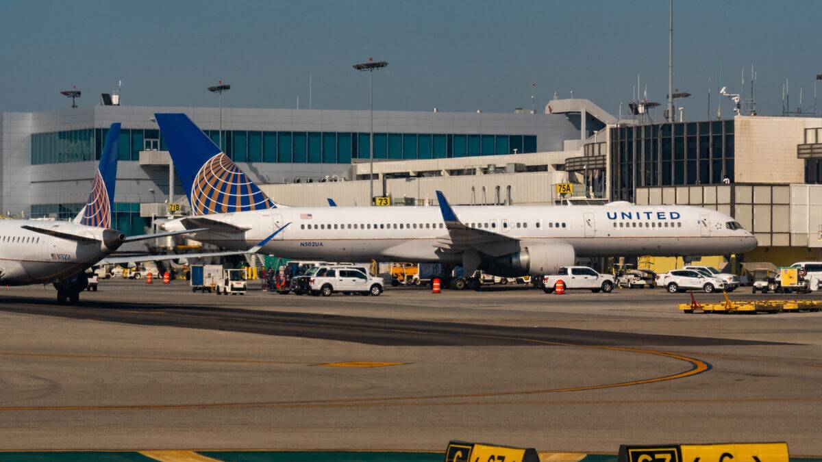 United Boeing 757 Reports Smoke in Cockpit On Approach