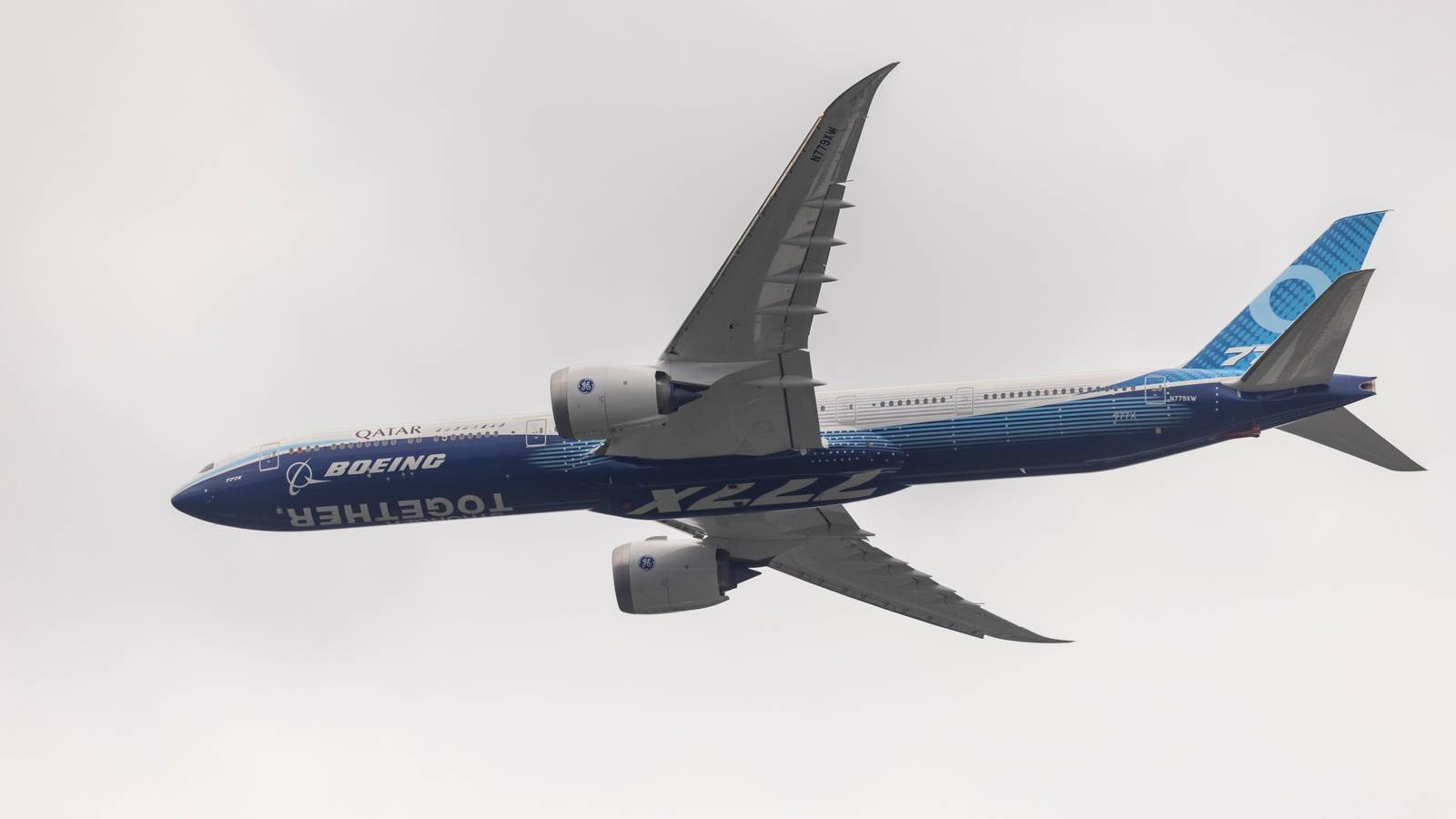 Wow: The Boeing 777X Gives Impressive Golf Tournament Flyover
