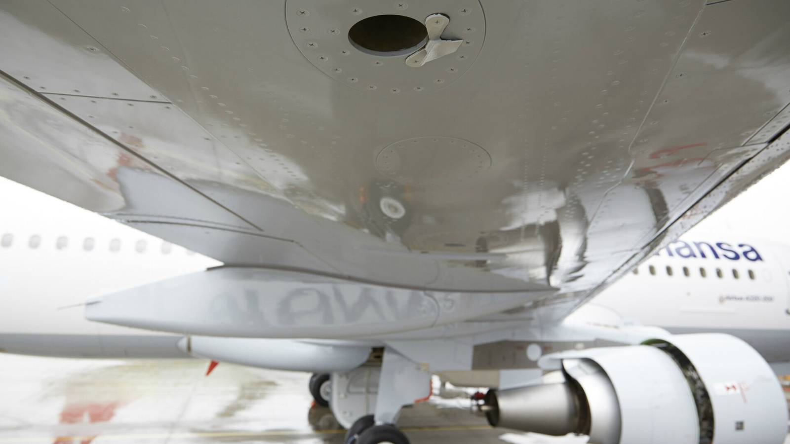 How A Small Metal Tab Cut Lufthansa's Airbus A320 Noise Emissions