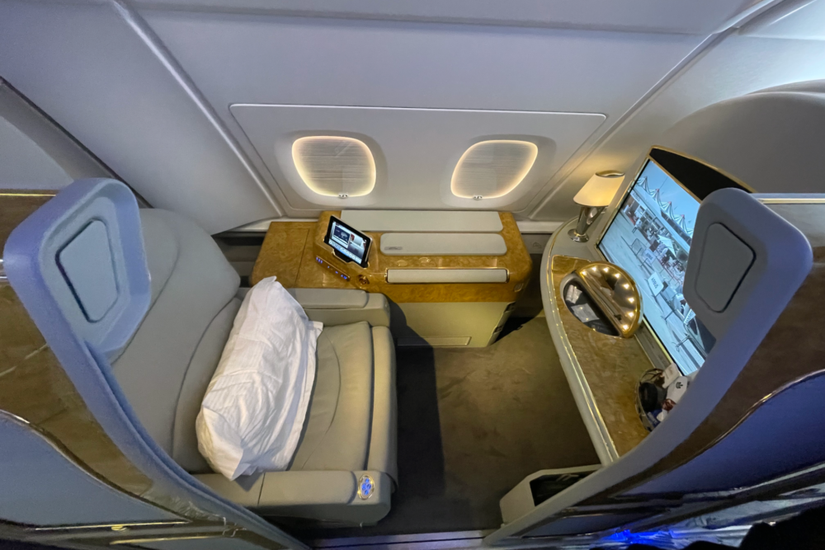 Which Aircraft Cabins Feature Motorized Window Blinds?