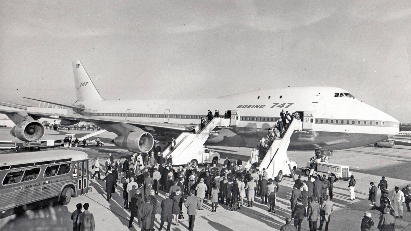 Which Airline Was The Launch Customer For Each Boeing 747 Type