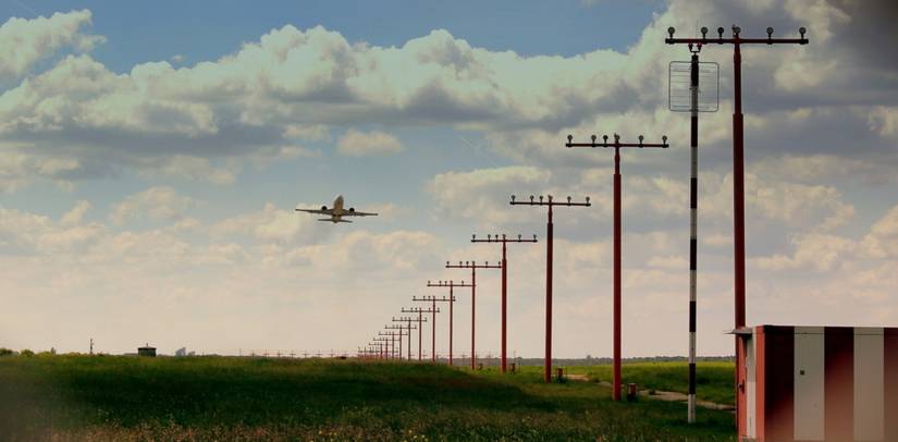 Why Do Airports Need ILS Antennas At The End Of Runways?