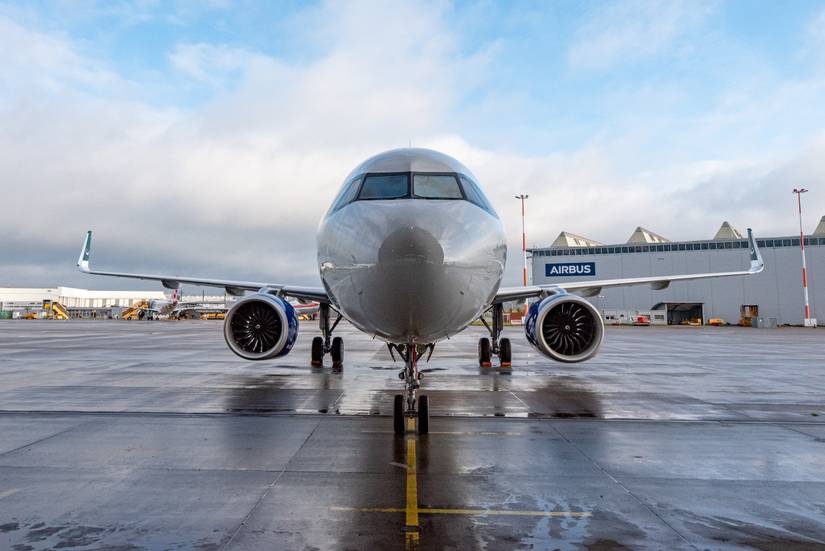 Video: Airbus Mounts An A320 Wing Outside Its Bristol Test Center