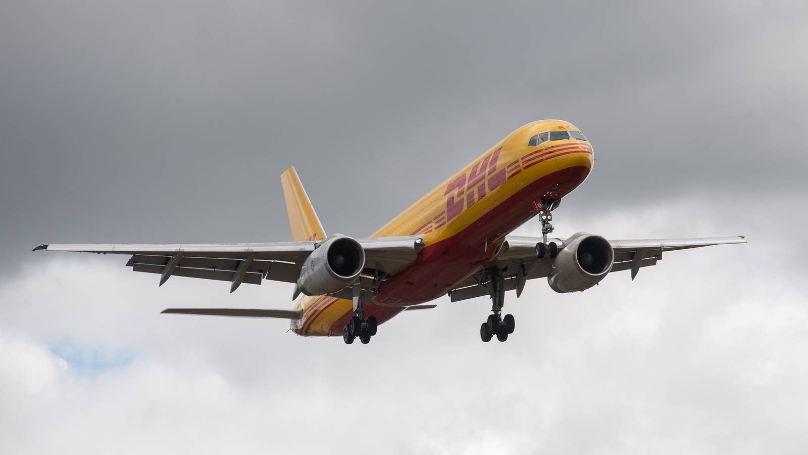 Breaking: DHL Boeing 757 Fuselage Breaks After Landing In San Jose With ...