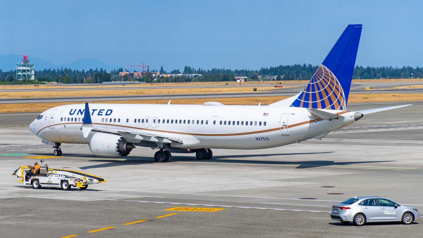 United Airlines Boeing 737 MAX 9 Collides With Coyote In Chicago
