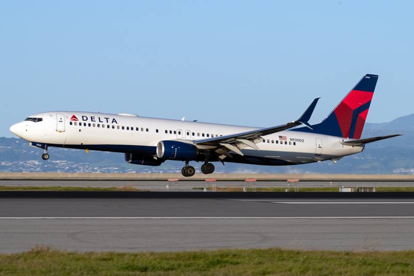 Delta Air Lines Boeing 737-900ER Diverts To Omaha After Captain Becomes Ill