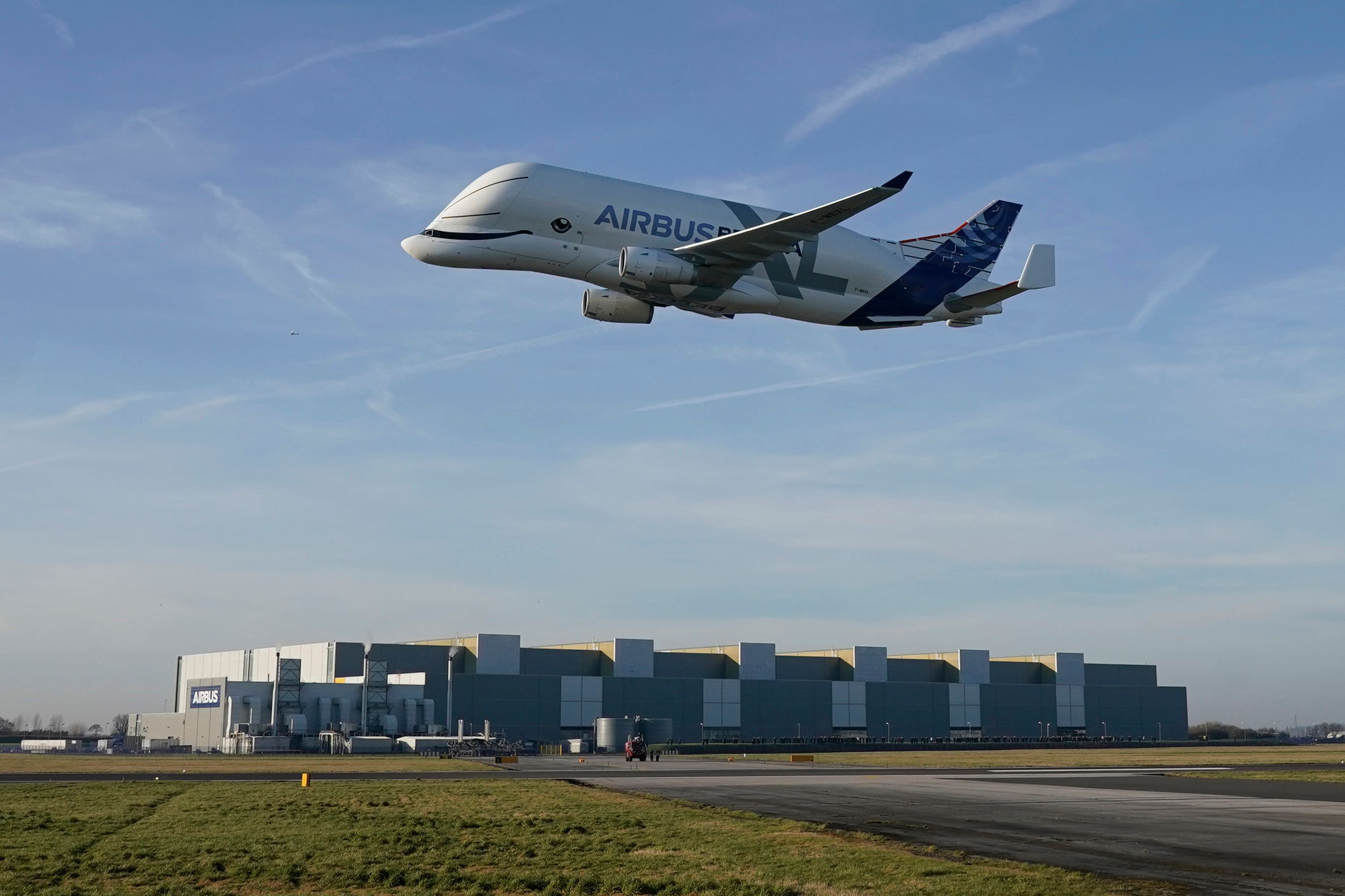 The Battle Of The Beasts: The Boeing Dreamlifter vs Airbus Beluga XL