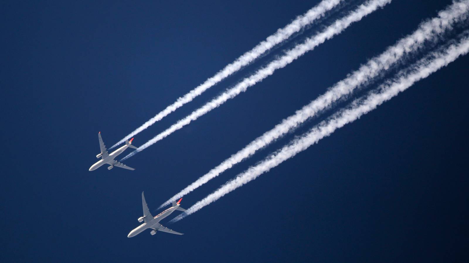 How High Do Planes Fly: A Ceiling Height Comparison