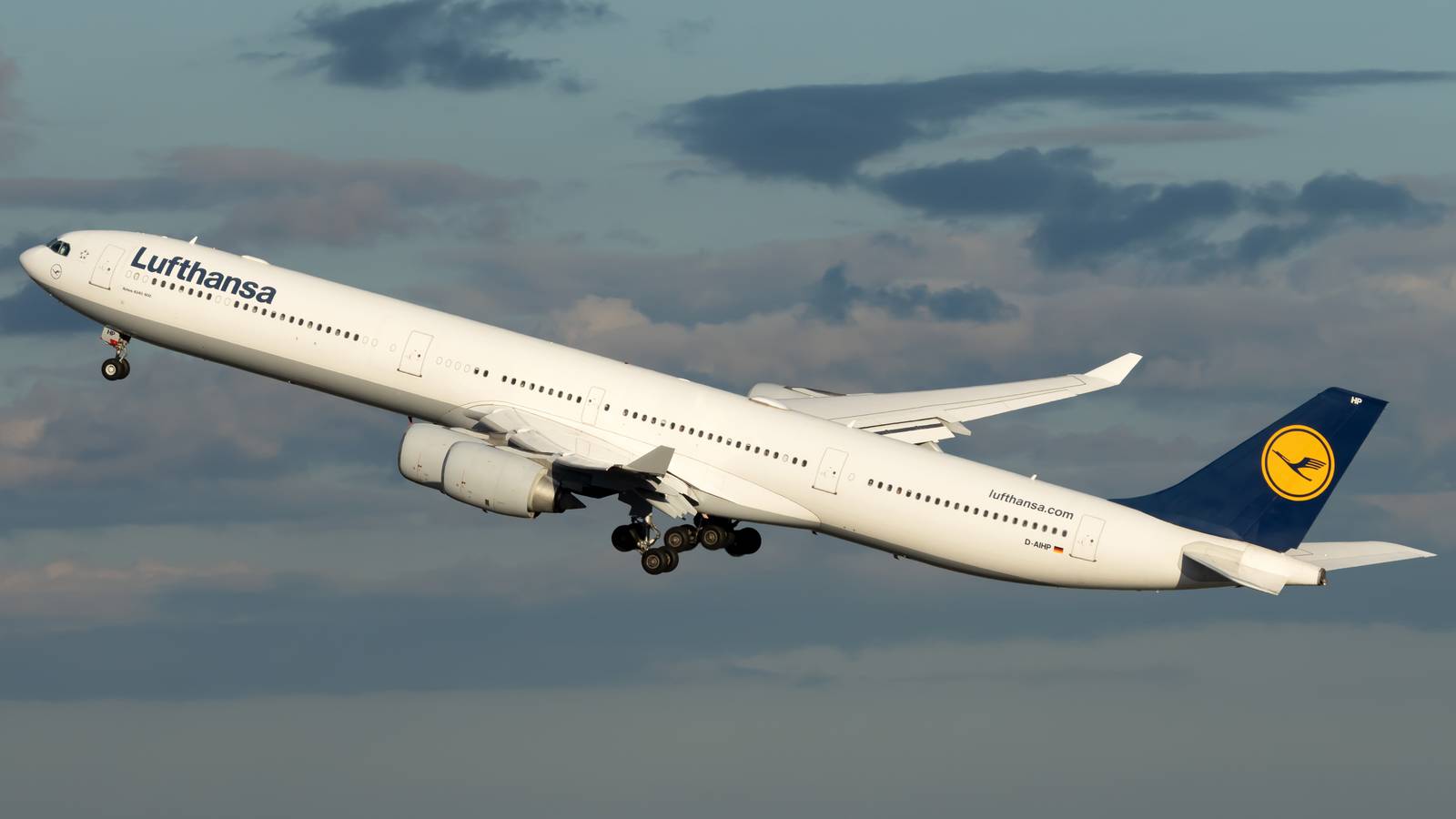 Lufthansa Airbus A340-600 Returns To Boston Twice In 2 Days