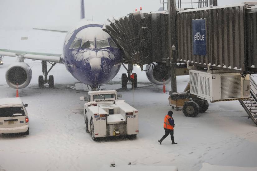 How Aircraft Ground De-Icing And Anti-Icing Works
