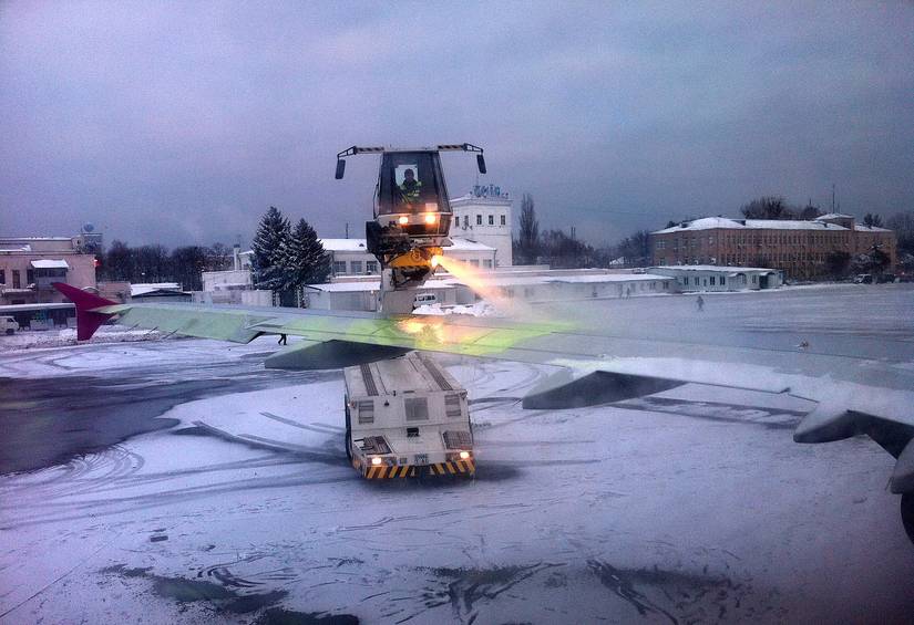 How Aircraft Ground De-Icing And Anti-Icing Works