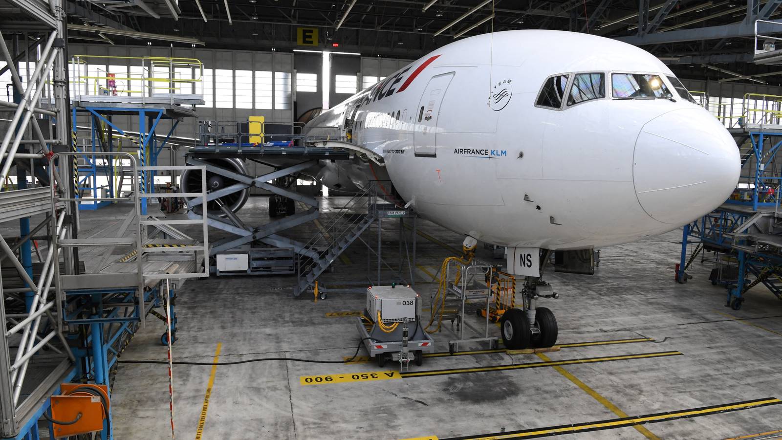 How Many Engineers Are Required To Carry Out A C-Check?