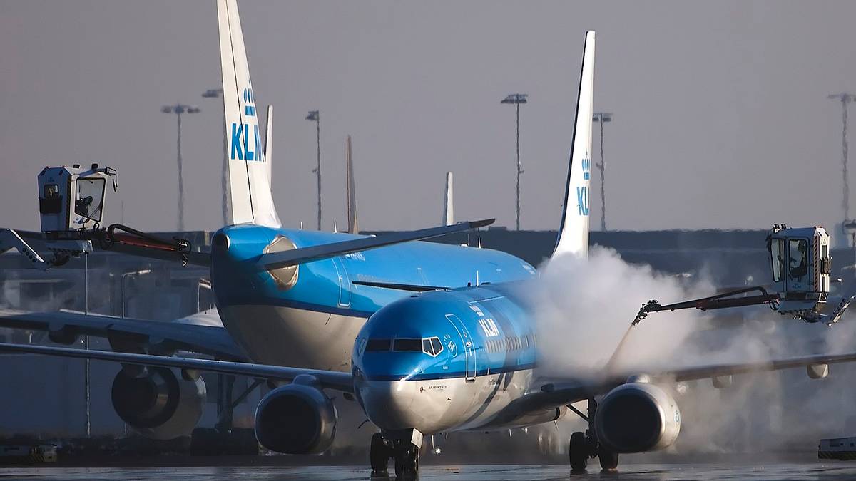 How Aircraft Ground De-Icing And Anti-Icing Works