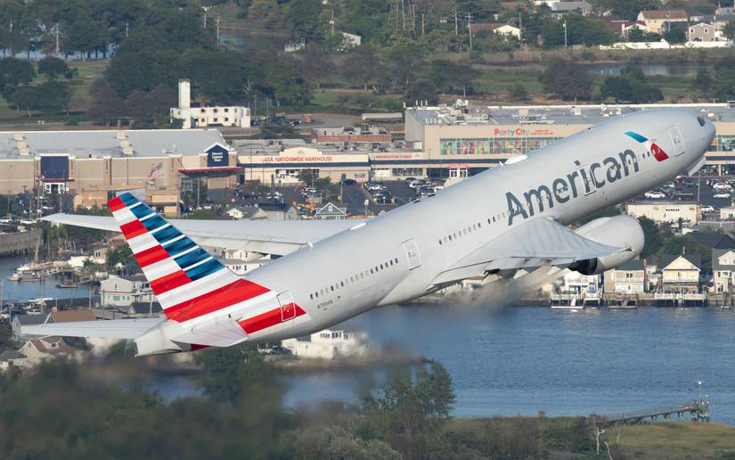 American Airlines Boeing 777-200ER Diverts To Paris After Suspected ...