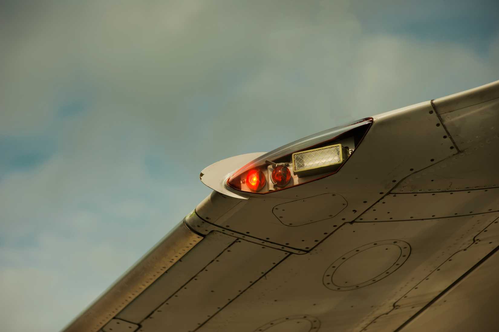 What Types Of Anti-Collision Lights Do Commercial Aircraft Have?