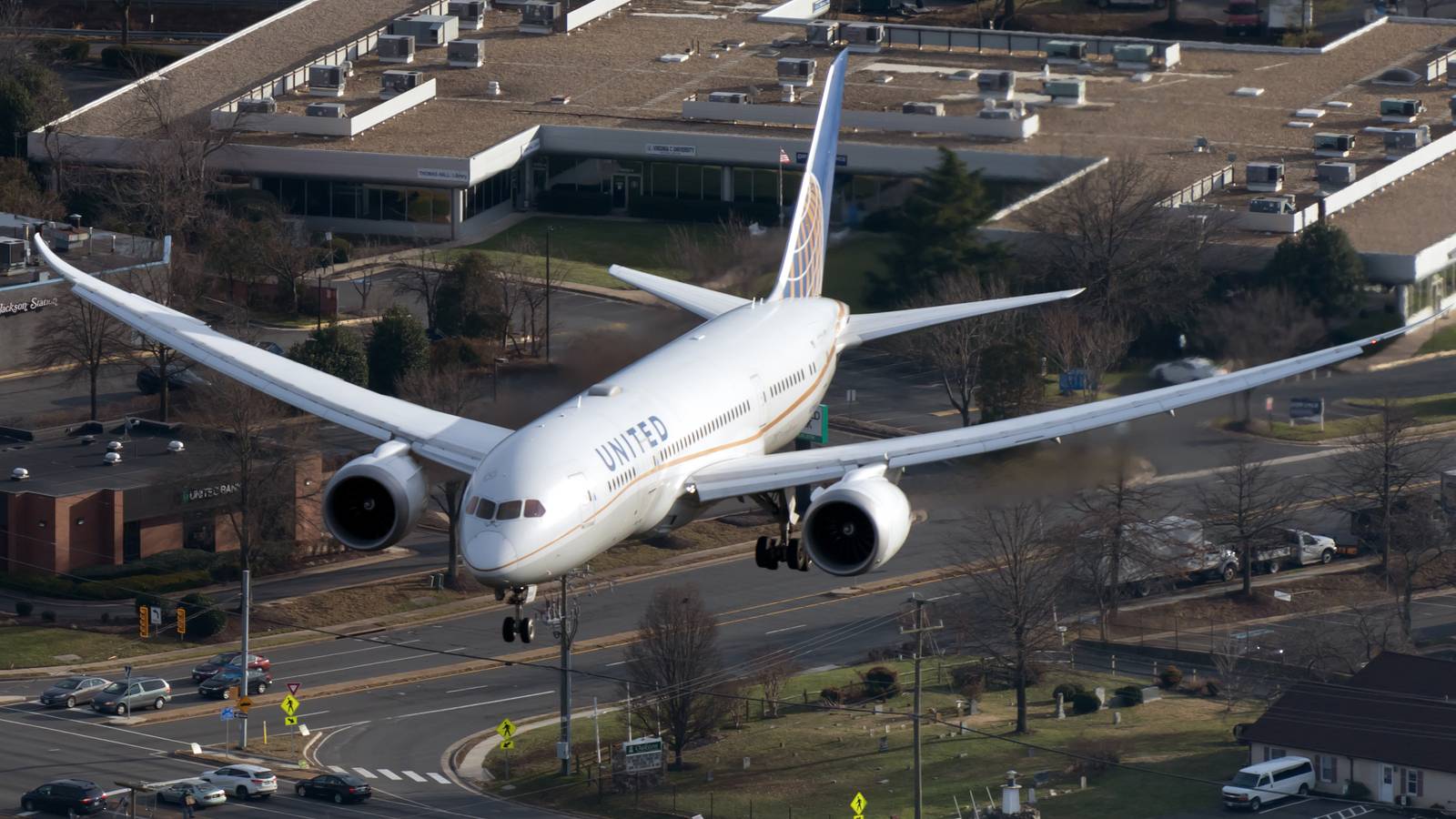 United Airlines Boeing 787 Returns to Newark After Wing Spoiler Issue