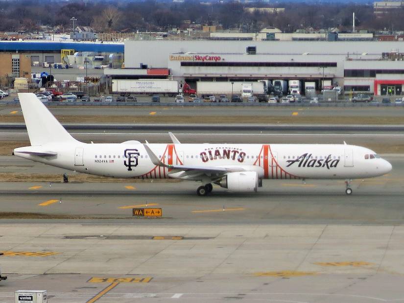 Alaska Airlines Unveils New Seattle Kraken Aircraft Design Ahead Of NHL ...