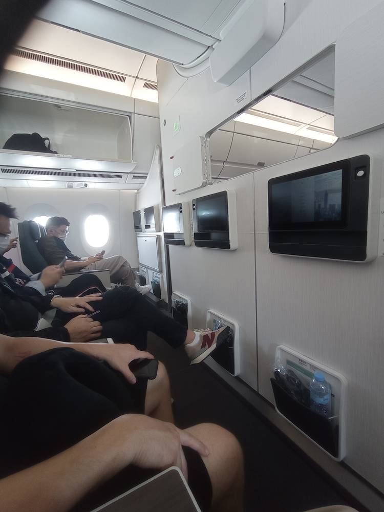 Review: Is Premium Economy Worth The Upgrade On Cathay Pacific's ...