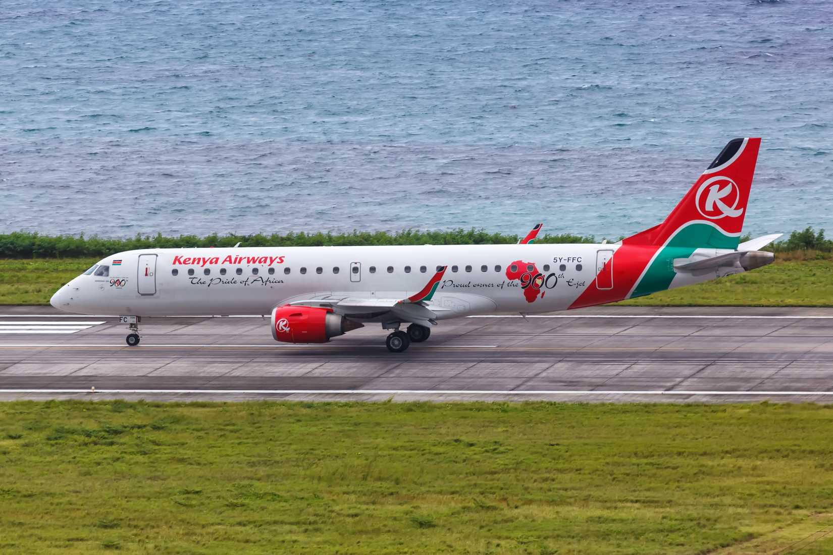 Ouch: Jambojet DHC-8-Q400 Rolls Off & Gets Nose Stuck Between Flagpoles ...