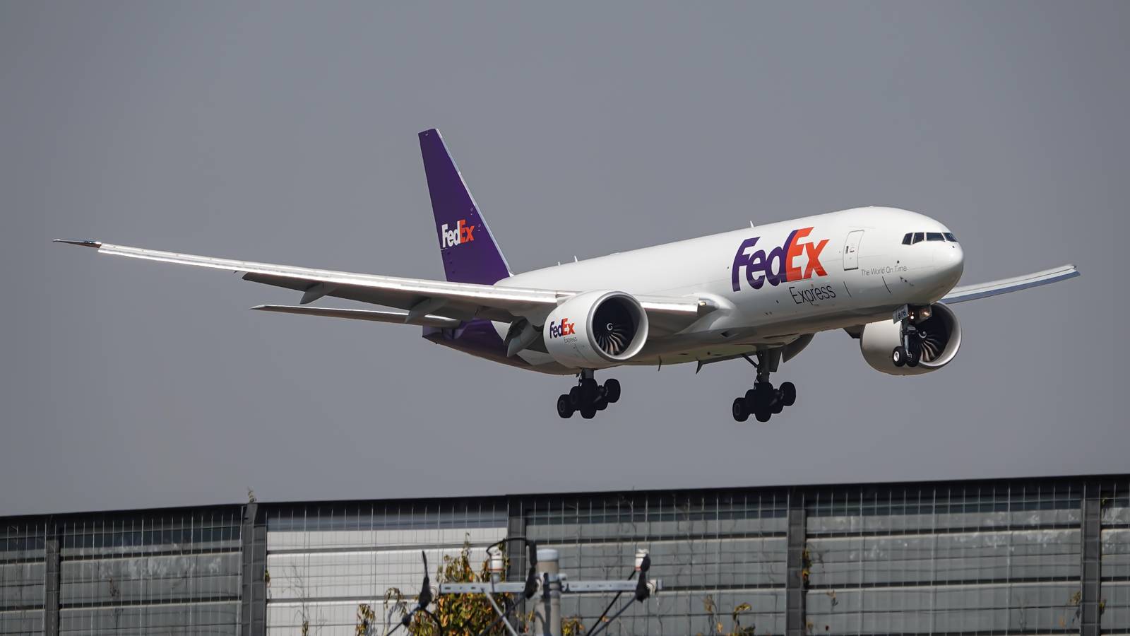 Mother & Daughter Co-Pilots Make History With FedEx International Flight