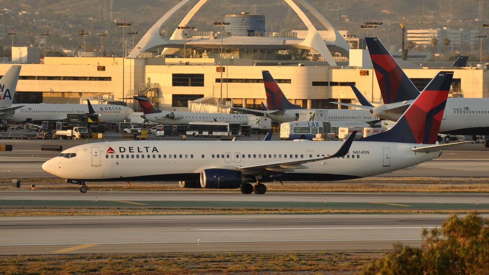 Delta Air Lines Signs Agreement For SAF At Los Angeles International ...
