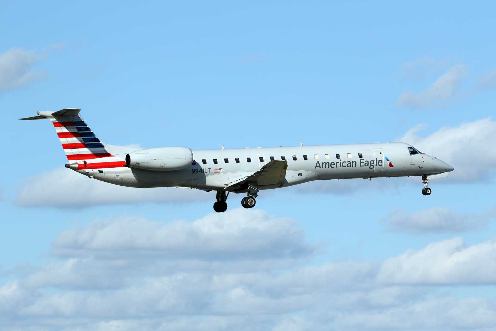 American Eagle Embraer ERJ-145 Slides Off Taxiway Amid Snowstorm In ...