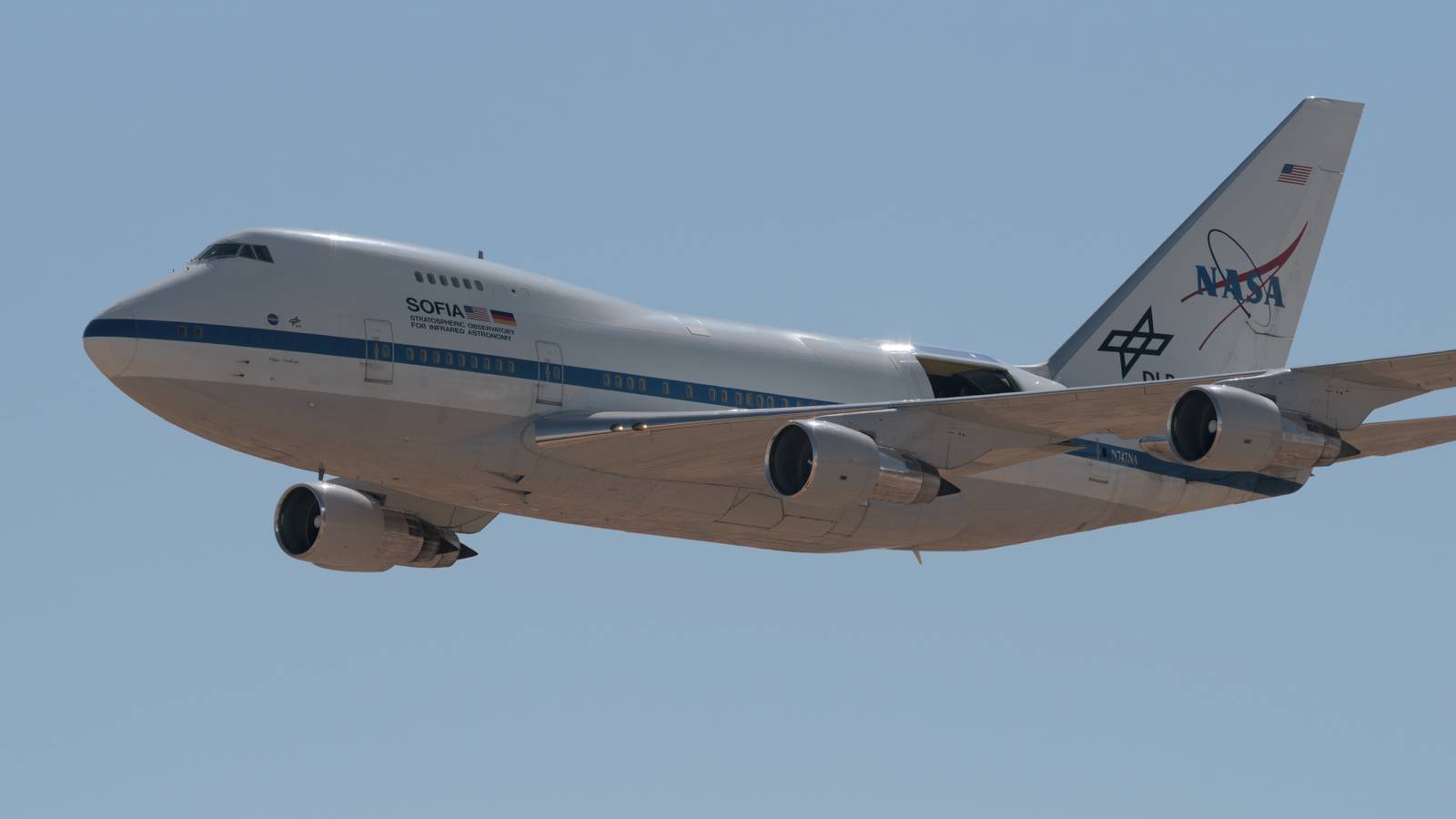 Main Telescope Removed From NASA's SOFIA Boeing 747 In Tucson