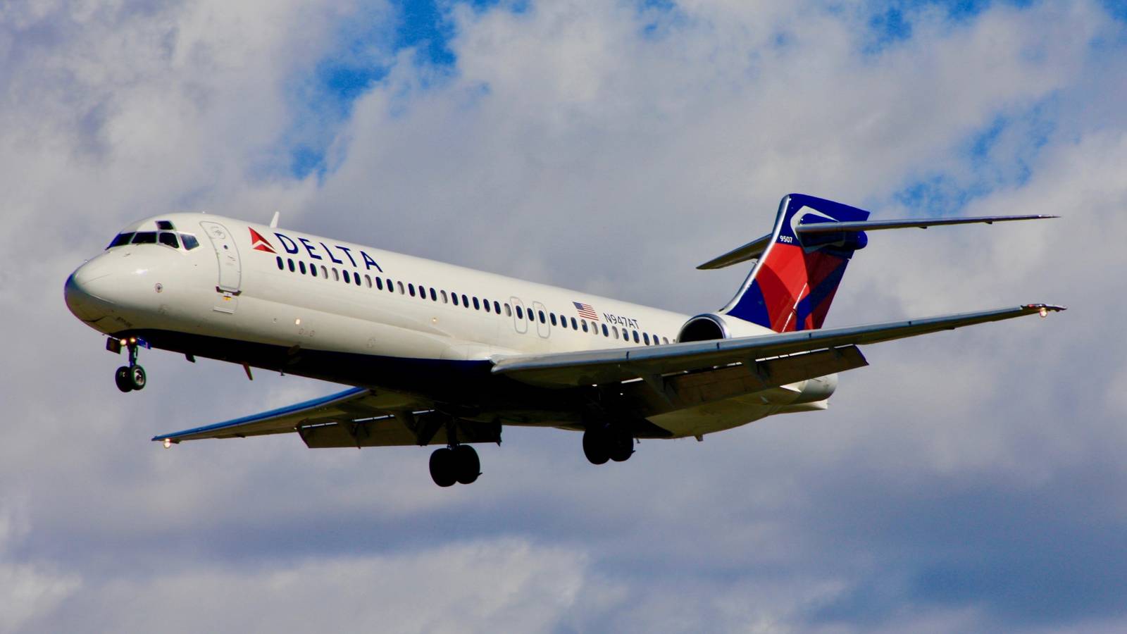 Delta Air Lines Boeing 717 Lands In Charlotte Without Nose Landing Gear