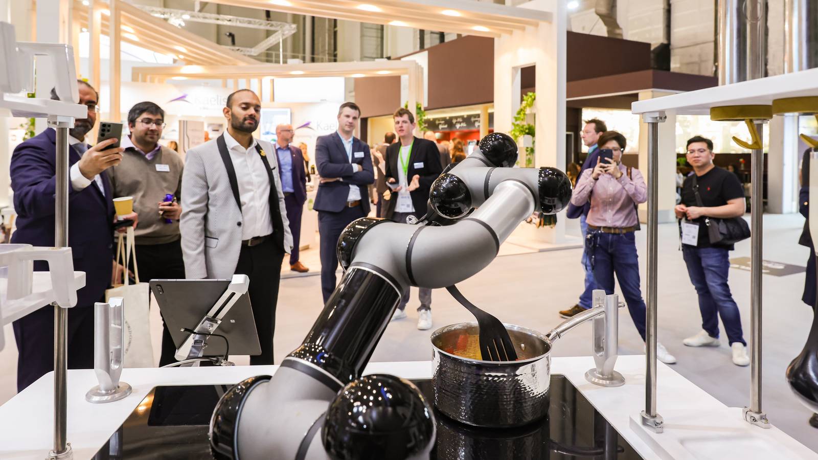 dnata Introduces Groundbreaking Cooking Robot