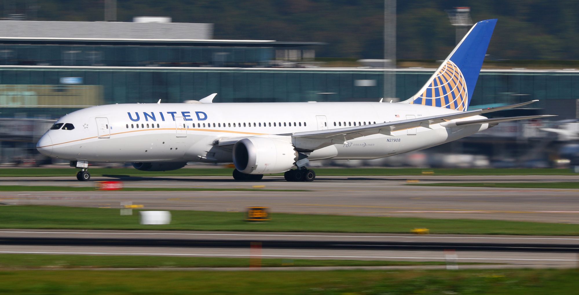United Airlines Boeing 787 Diverts To San Francisco After Engine Shutdown
