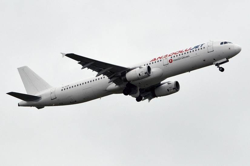 AnadoluJet Passengers Jump From Jet Bridge To Catch Missed Flight
