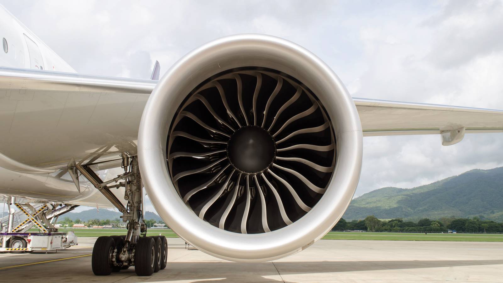How Do Pilots Manage Mid-Air Engine Flameouts?