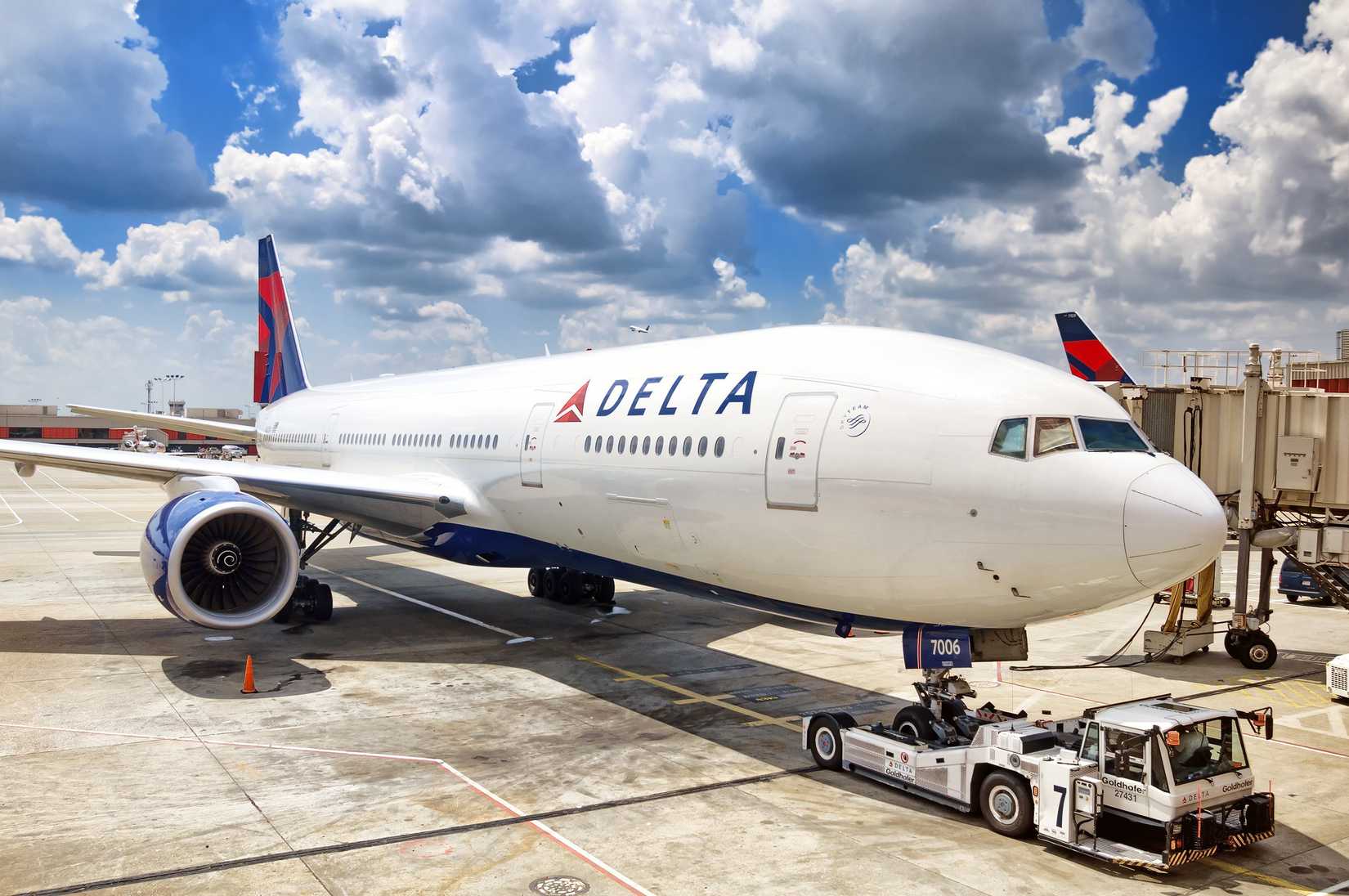 Why Don't Delta & American Airlines Fly To The UAE?