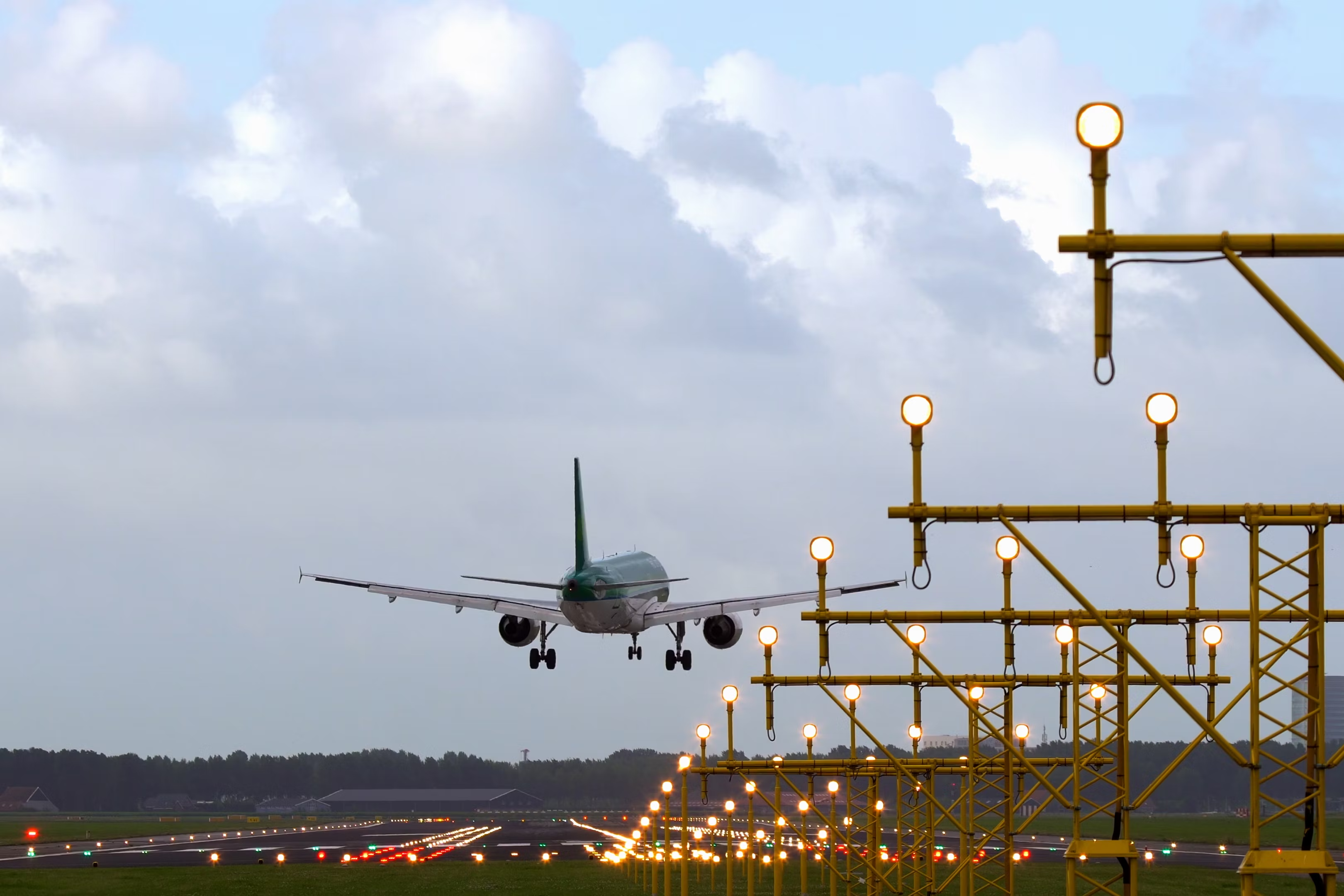 How Do Planes Fly Safely In High Winds?