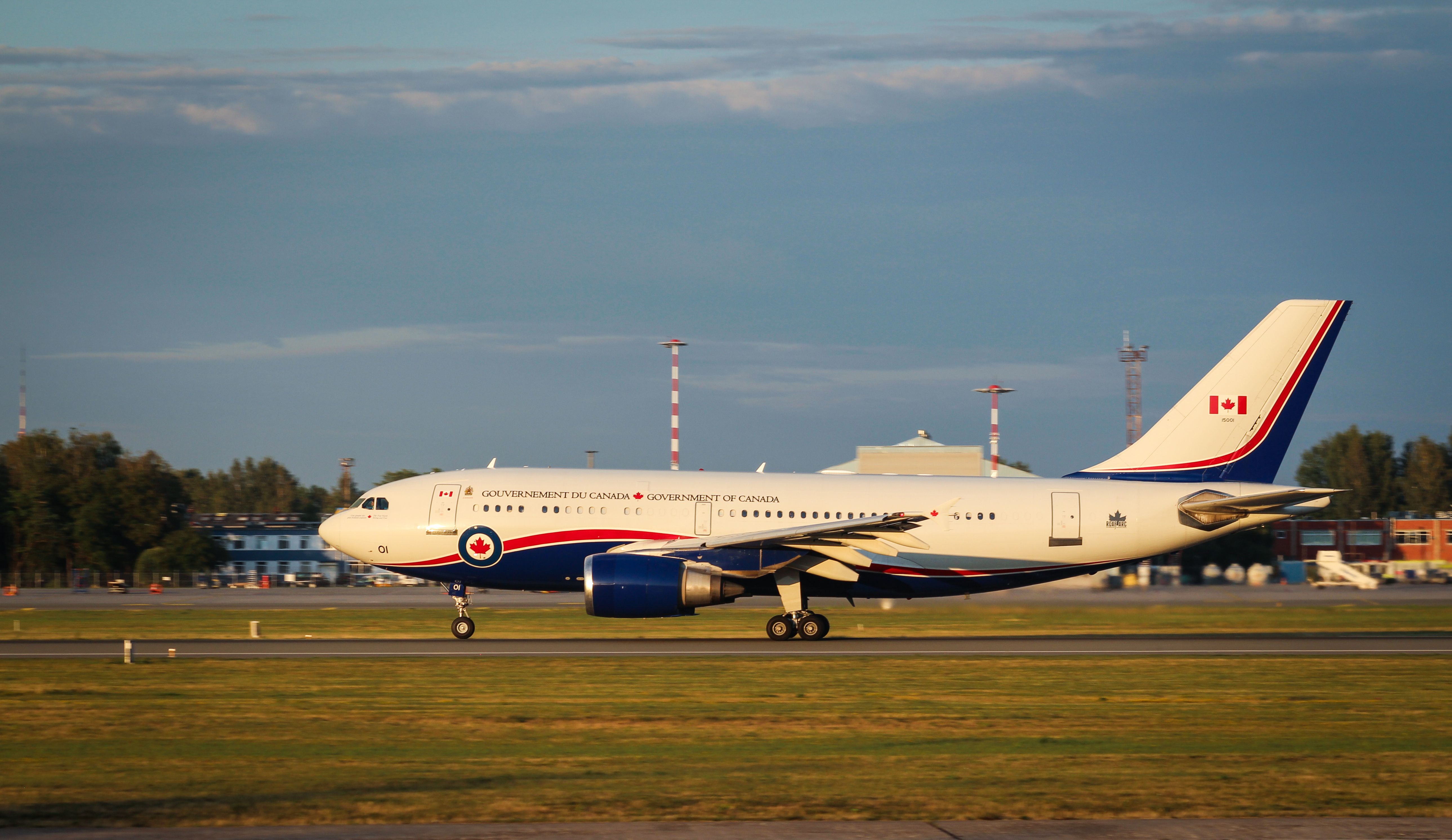 Canada PM Justin Trudeau Stranded In Delhi As Technical Snag Grounds ...