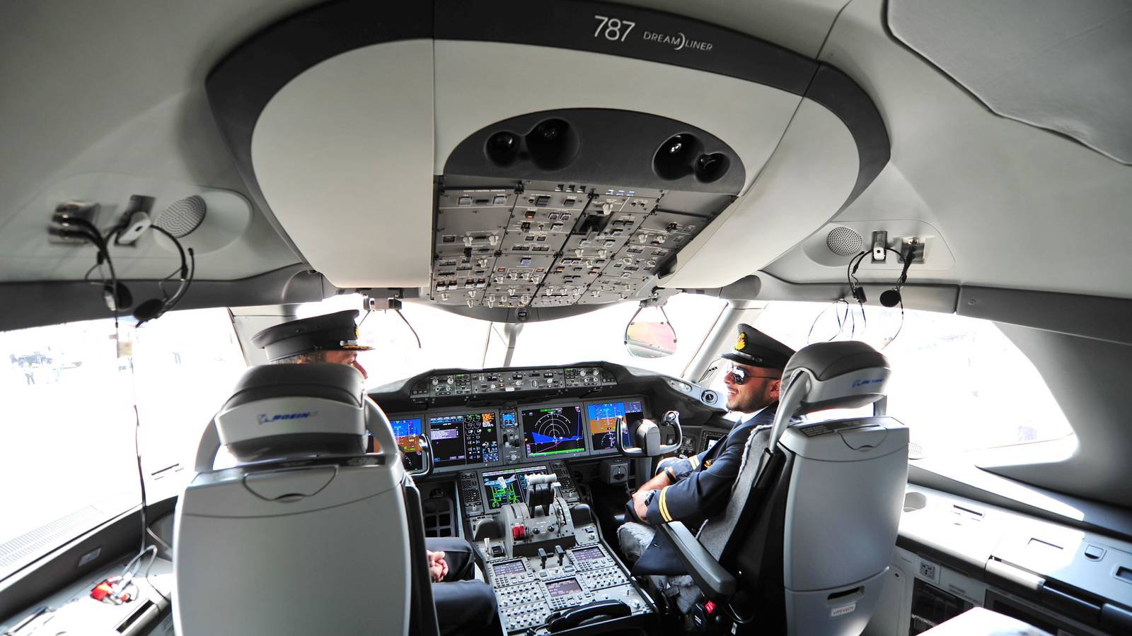 How Do Pilots Pass The Time On Long Flights?