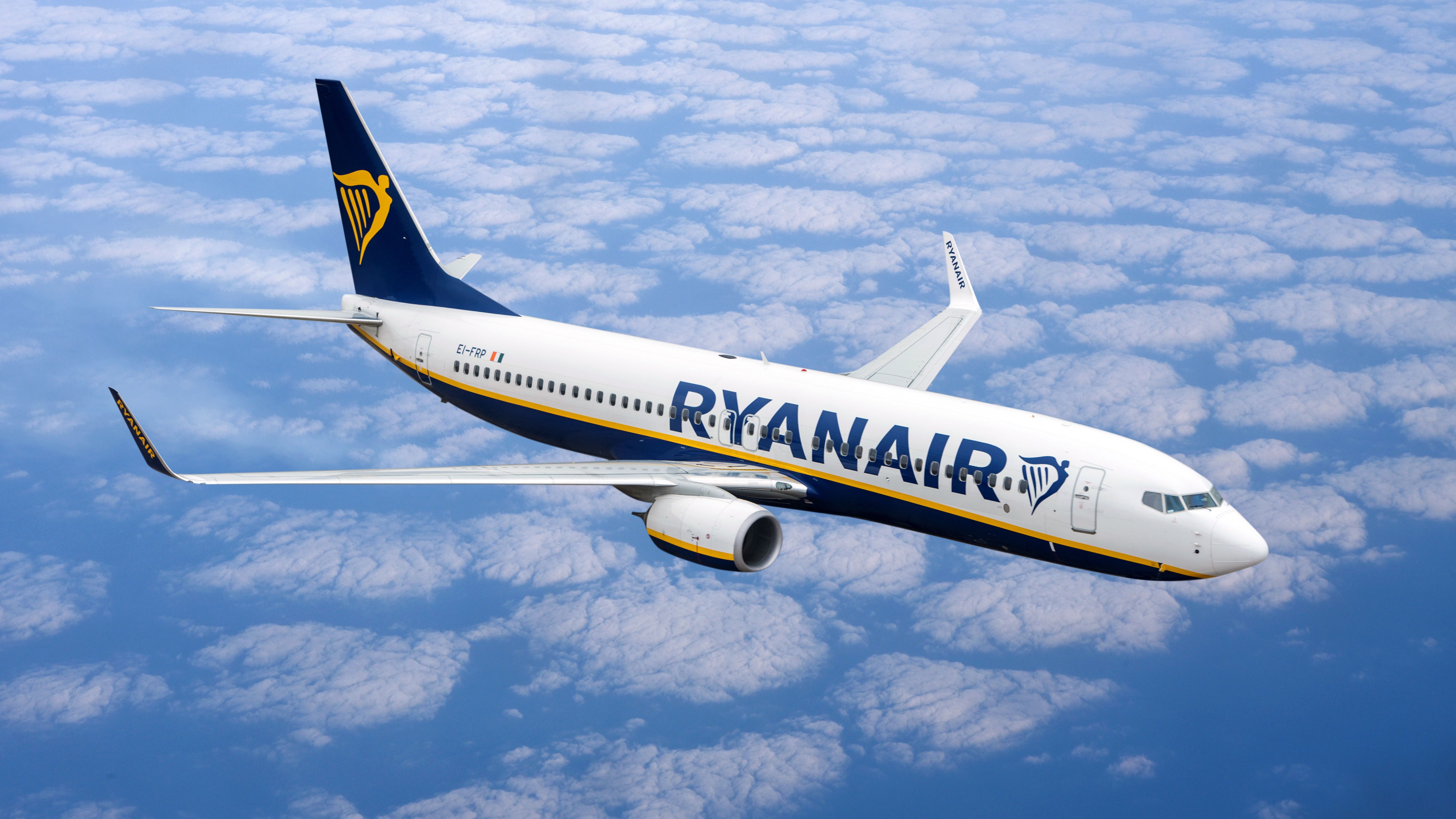 Ryanair Passengers Evacuate Boeing 737 At Brindisi Airport After Engine ...