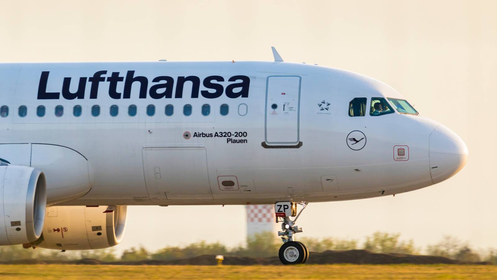Lufthansa Airbus A320 Returns To Base Following Engine Failure