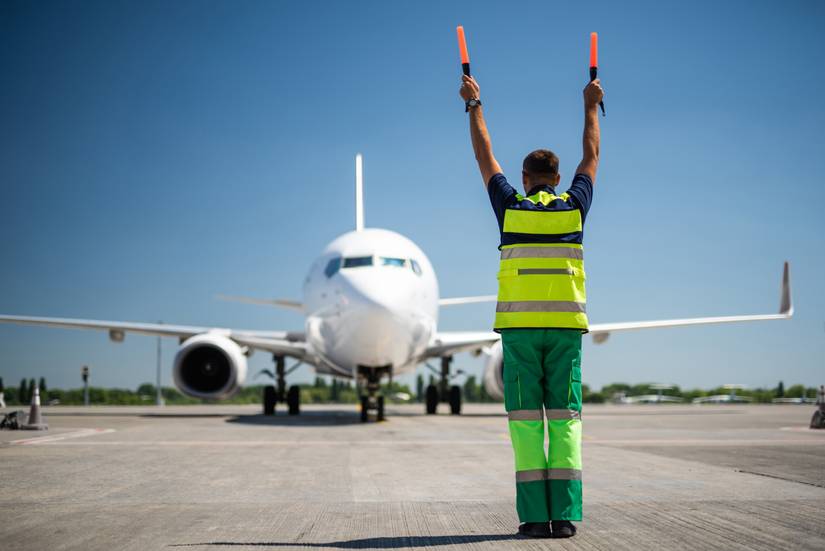 5 Key Aircraft Marshalling Signals That Keep Aircraft & Workers Safe